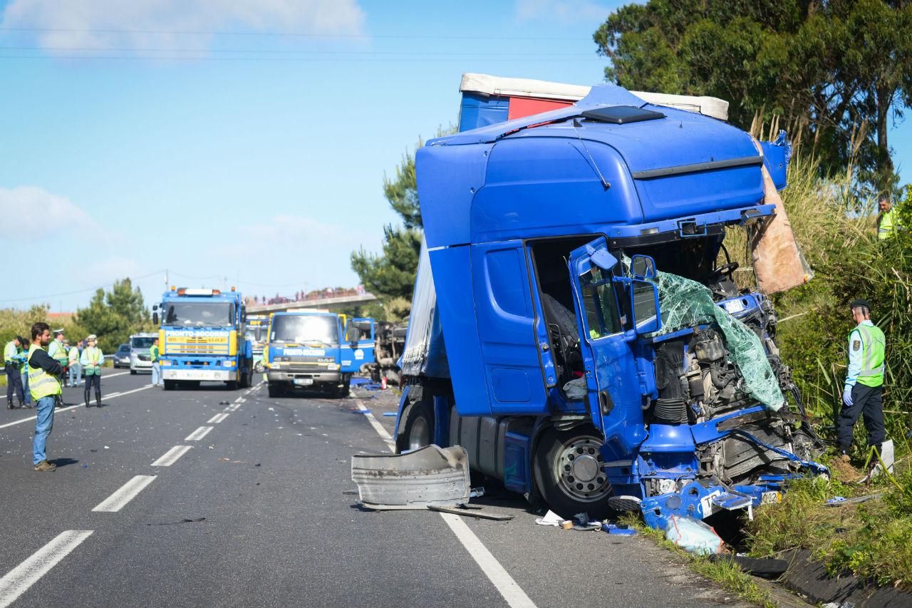 Acidente entre camião e ligeiro tira a vida a duas pessoas no IP6 ...
