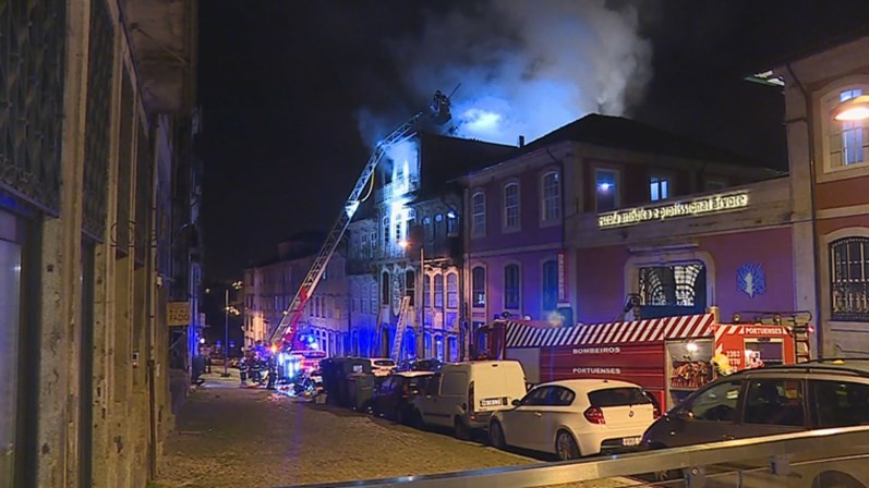 Prédio no centro histórico do Porto destruído por incêndio - Jornal ...