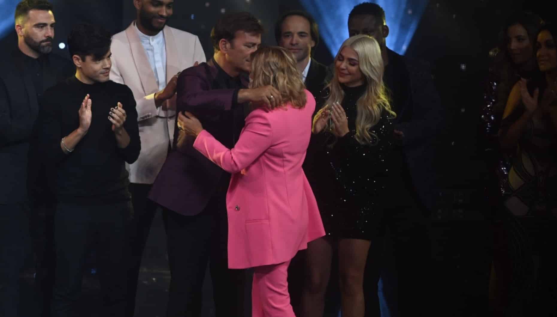 O momento onde Fernada Antunes subiu ao palco e abraço Tony Carreira ...